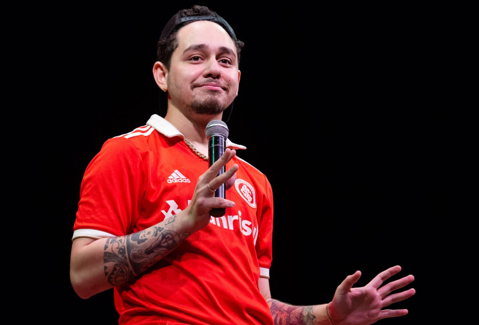 Gio Lisboa apresenta show de comédia "Fora da Casinha" em turnê ...